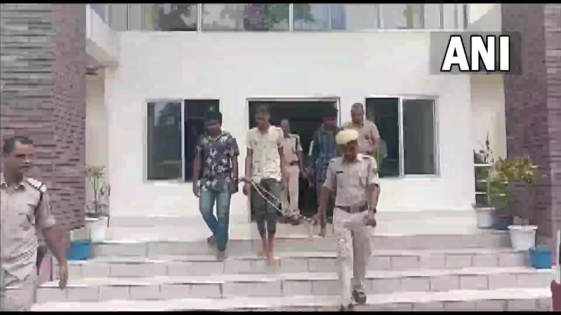 15 வயது சிறுமி 3 பேர் கும்பலால் கூட்டுப்பாலியல் பலாத்காரம்; பள்ளிக்கு ...